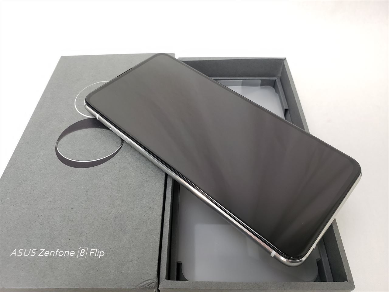 ZenFone8 Flip (8GB/256GB) グレイシアシルバー /ZS672KS-SL256S8 国内版 各サイトで併売につき売切れのさいはご容赦願います。 | スマートフォン/携帯 ...