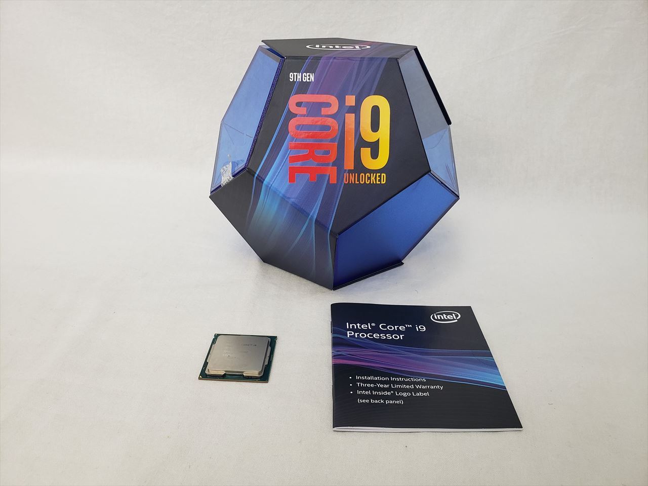 Core i9-9900K BOX (3.60GHz/ターボブースト時5.00GHz/8-core 16-thread/Total Cache 16MB/TDP95W/UHD Graphics ...